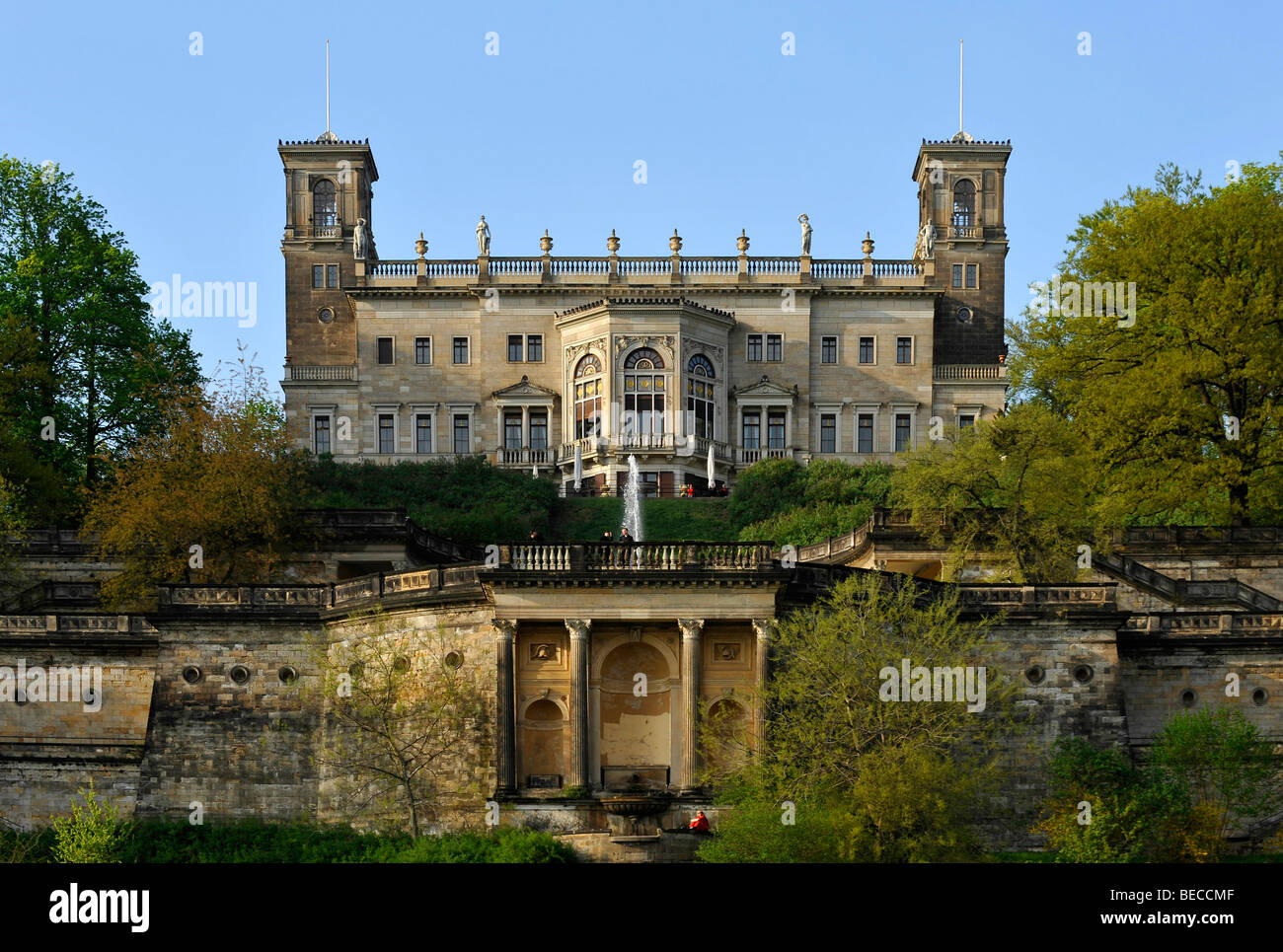 Blick von der Elbe auf Schloss Albrechtsberg Palace, Dresden, Sachsen ...
