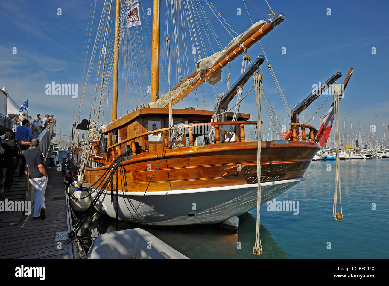 Segelschiff aus holz mit rumpf -Fotos und -Bildmaterial in hoher ...