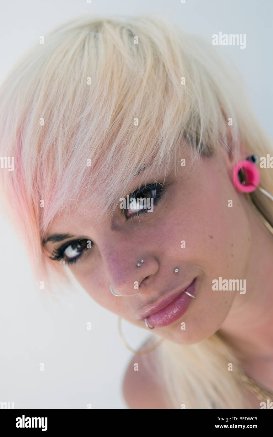 Extreme face piercing woman -Fotos und -Bildmaterial in hoher Auflösung ...