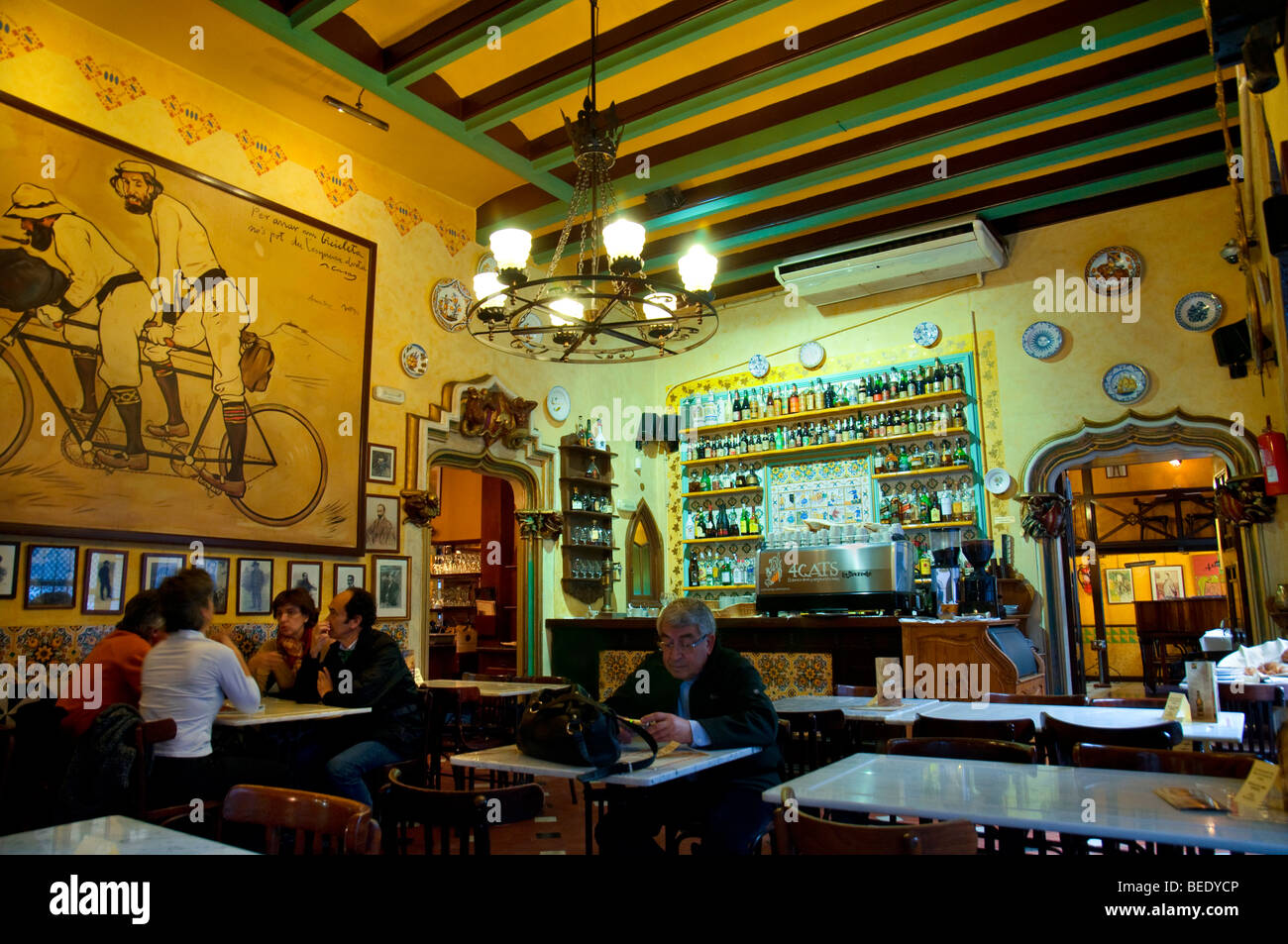 Traditional Spanish Cafe Interior Stockfotos und -bilder Kaufen - Alamy