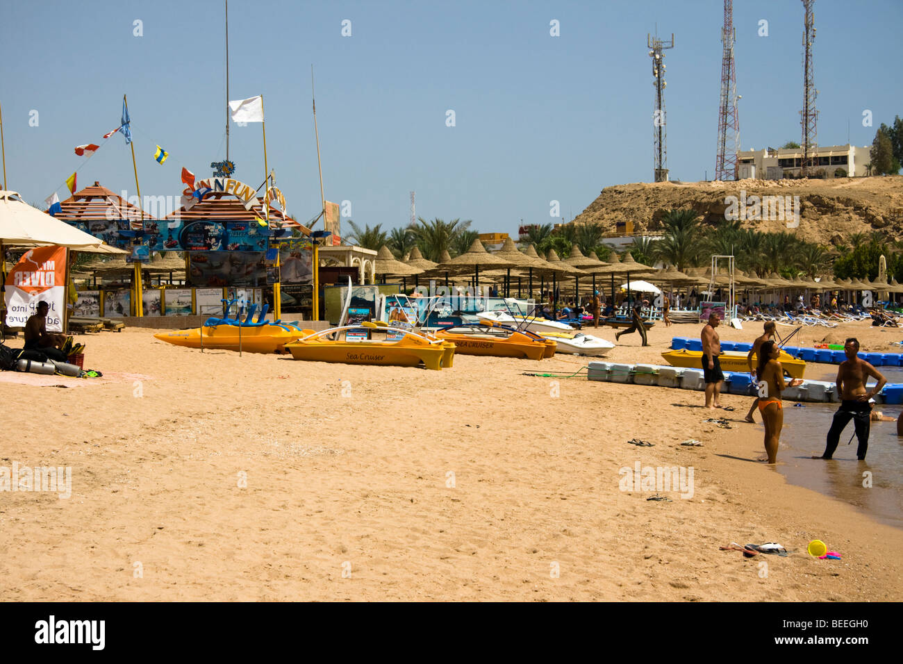 Touristen genießen die Sonne am Strand von Naama Bay, Sharm el Sheikh ...