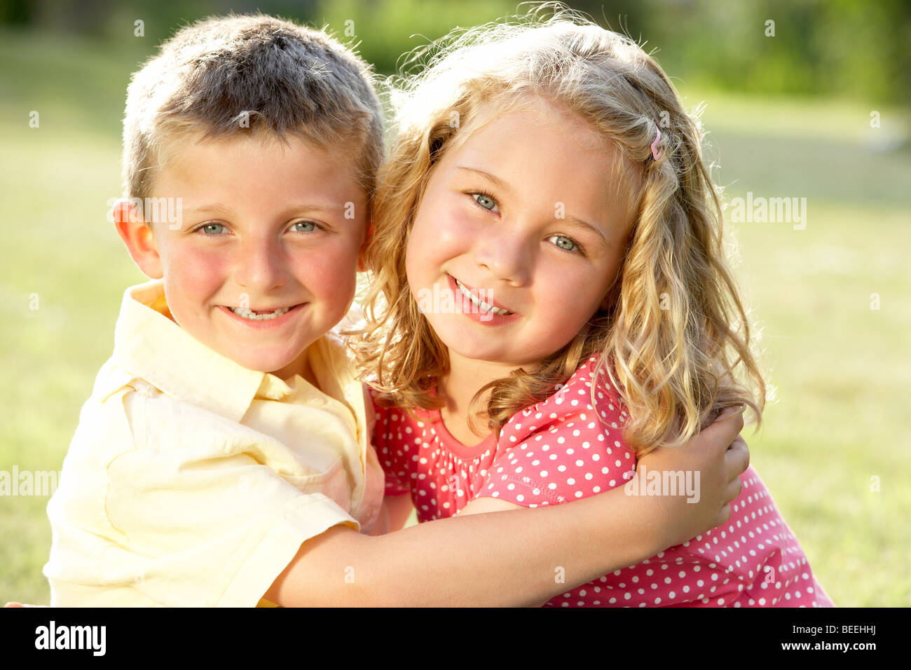 2 Kinder im freien umarmt Stockfotografie - Alamy