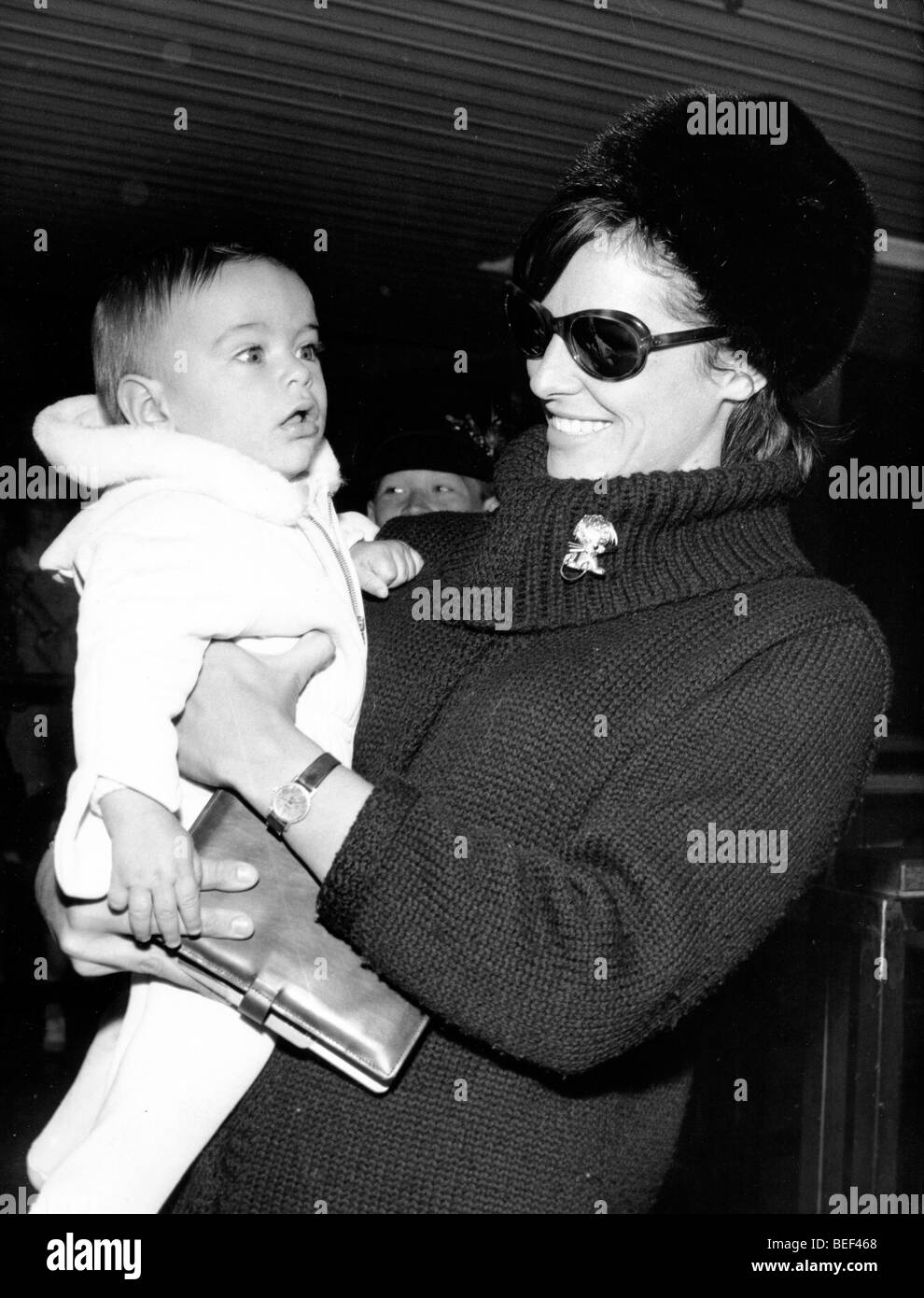 Delon alain 1935 -Fotos und -Bildmaterial in hoher Auflösung – Alamy