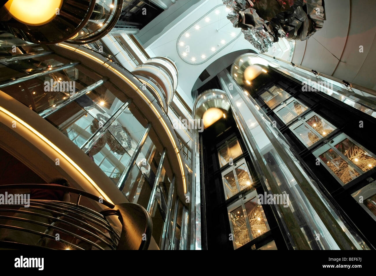 Atrium-Bereich und moderne gläserne Panoramaaufzüge in Explorer of the ...