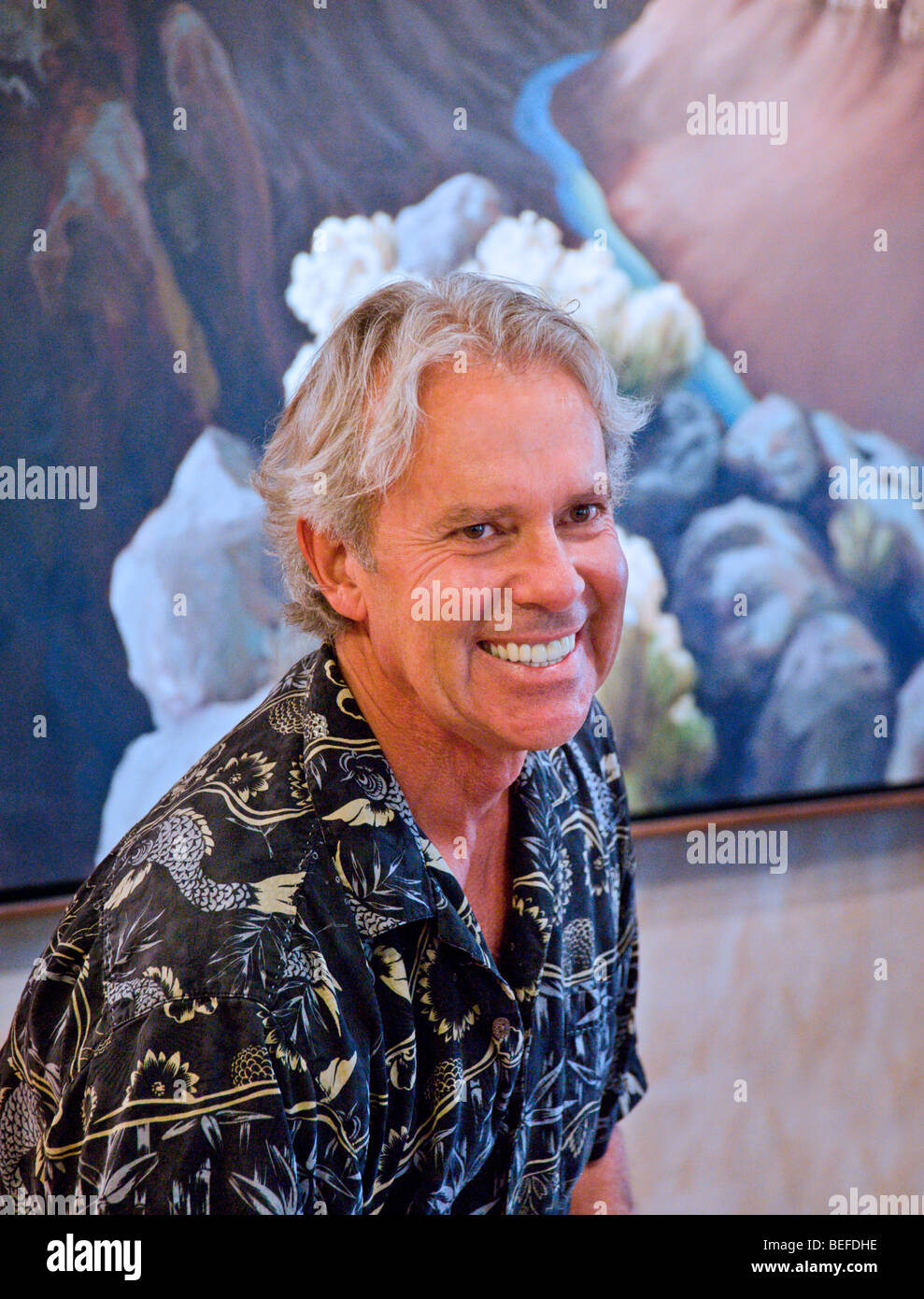 Talentierte und bekannte Künstler Doug West steht vor einem seiner ...