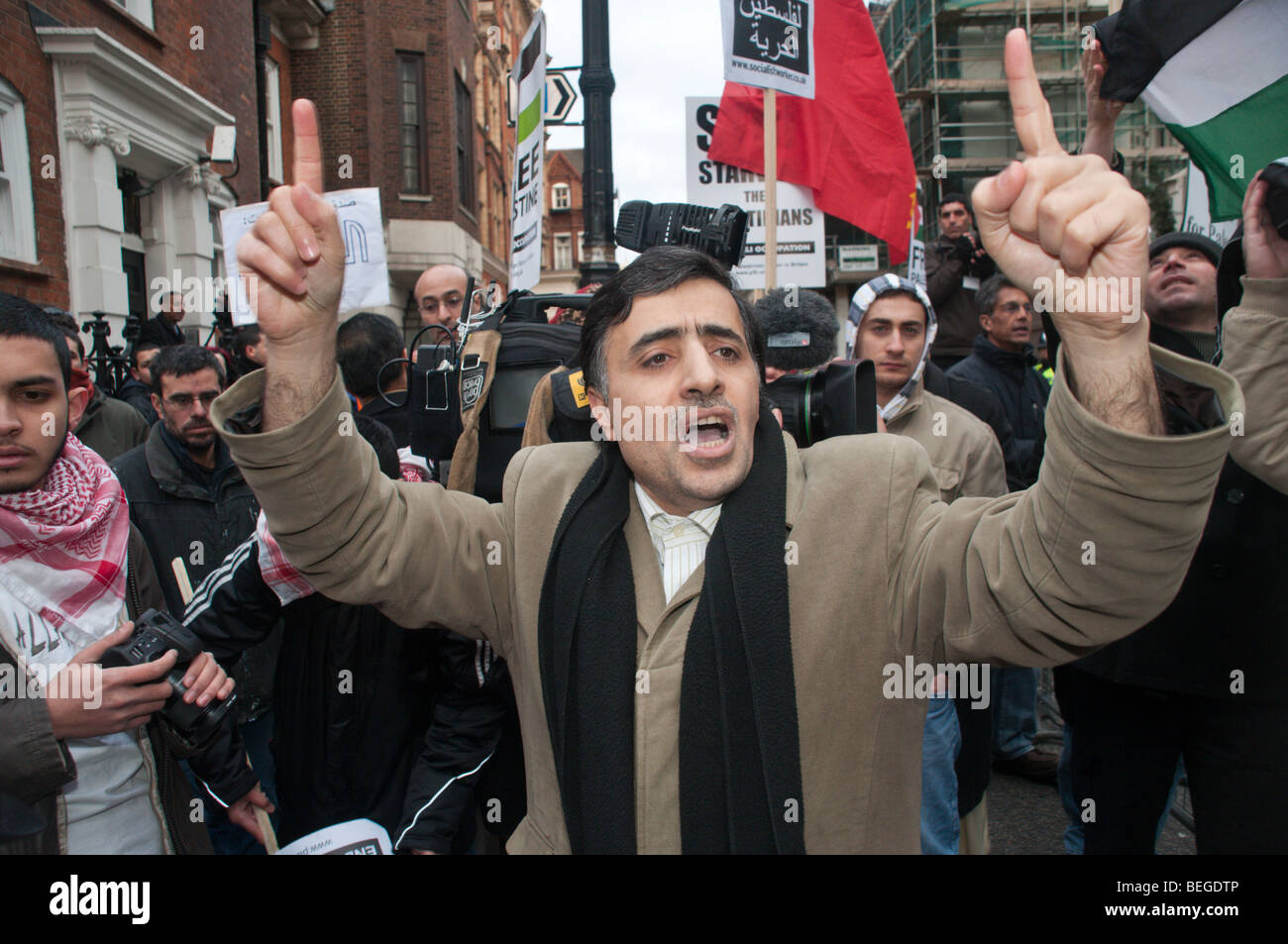 Mann hält Finger am Protest gegen ägyptische Botschaft Forderung nach ...