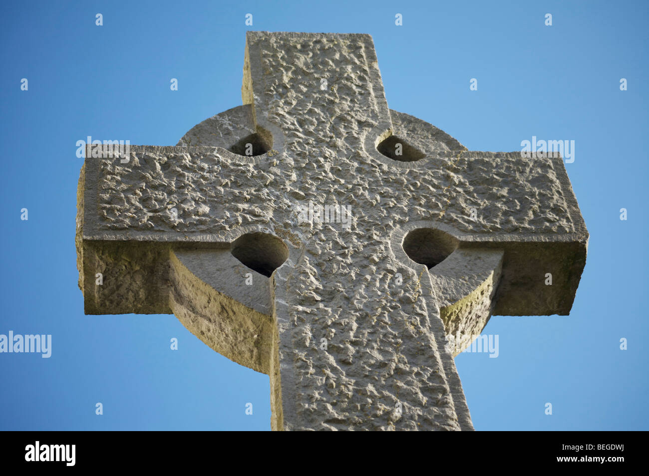 Keltisches kreuz mit blauem himmel -Fotos und -Bildmaterial in hoher Auflösung – Alamy