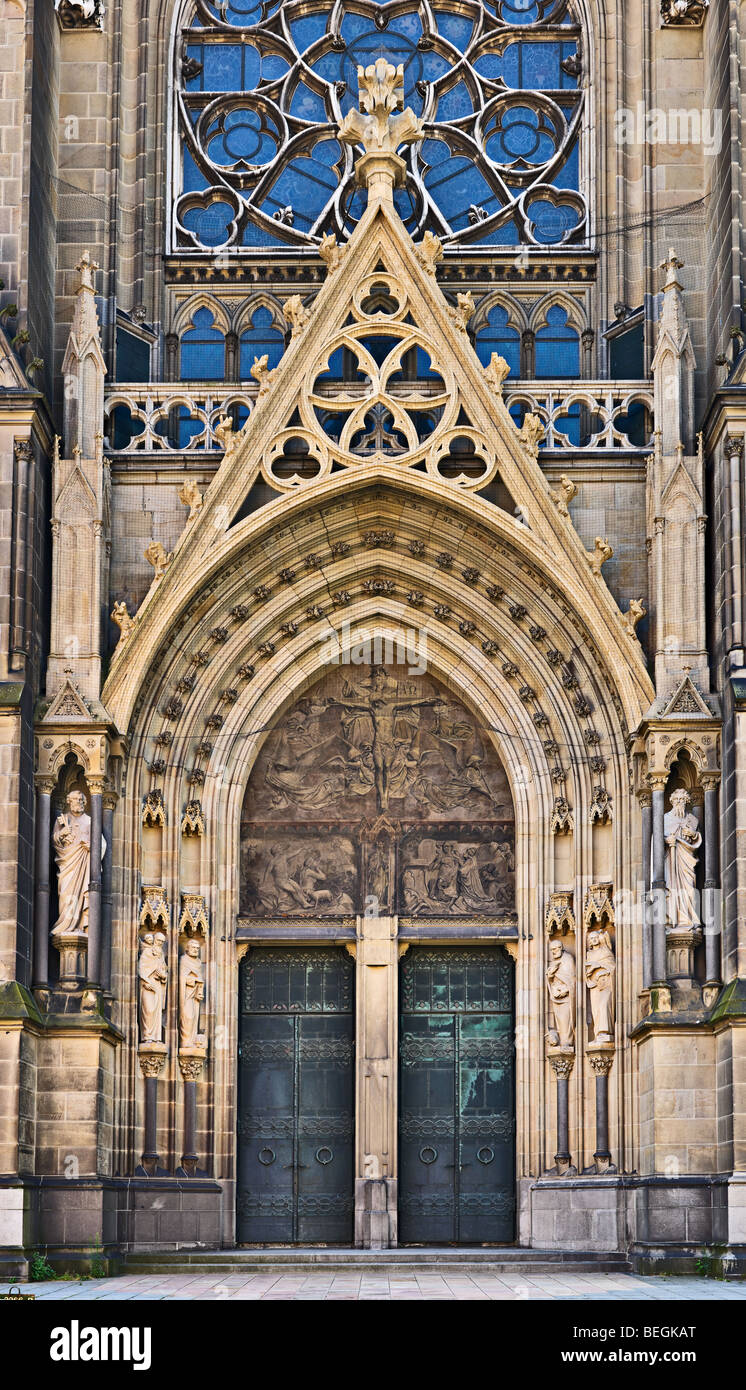 Neugotisches portal -Fotos und -Bildmaterial in hoher Auflösung – Alamy