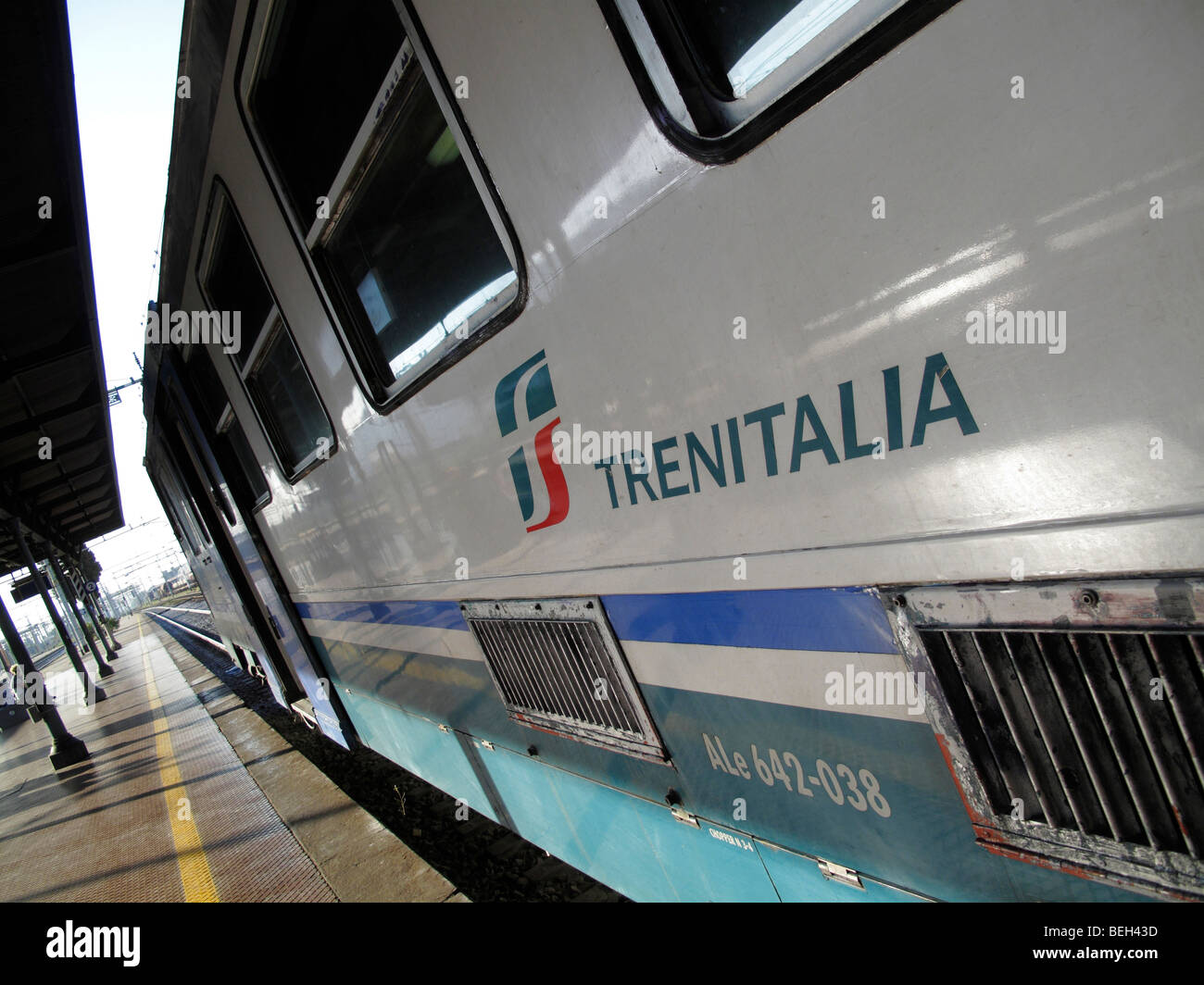 Ein Zug der italienischen Trenitalia-Gruppe in einem Bahnhof in Italien ...