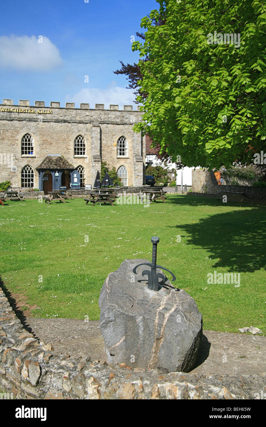 "Excalibur" - das Schwert im Stein - außerhalb der Burg-Museum in ...
