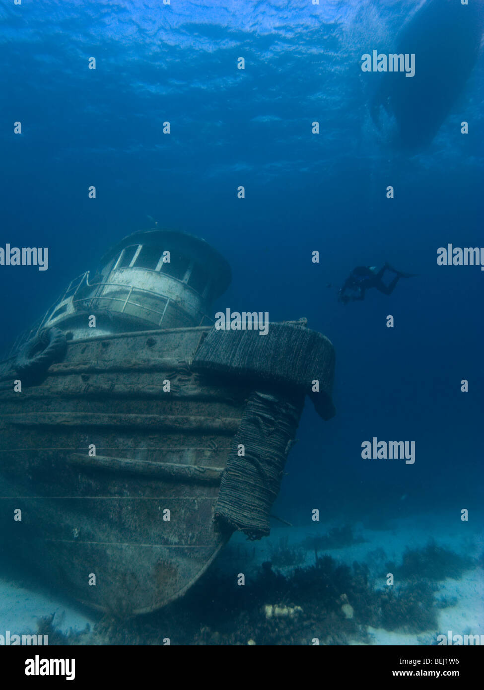 Taucher unter wasser mit taucherglocke -Fotos und -Bildmaterial in ...