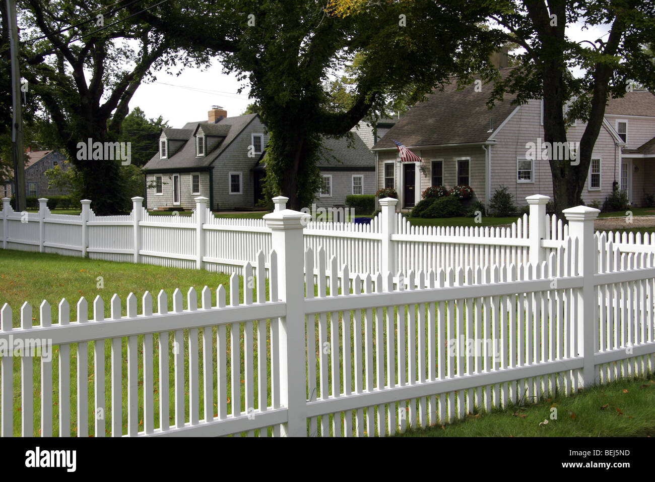 Weißen Lattenzaun und Cape Cod Häuser, Falmouth, New England ...
