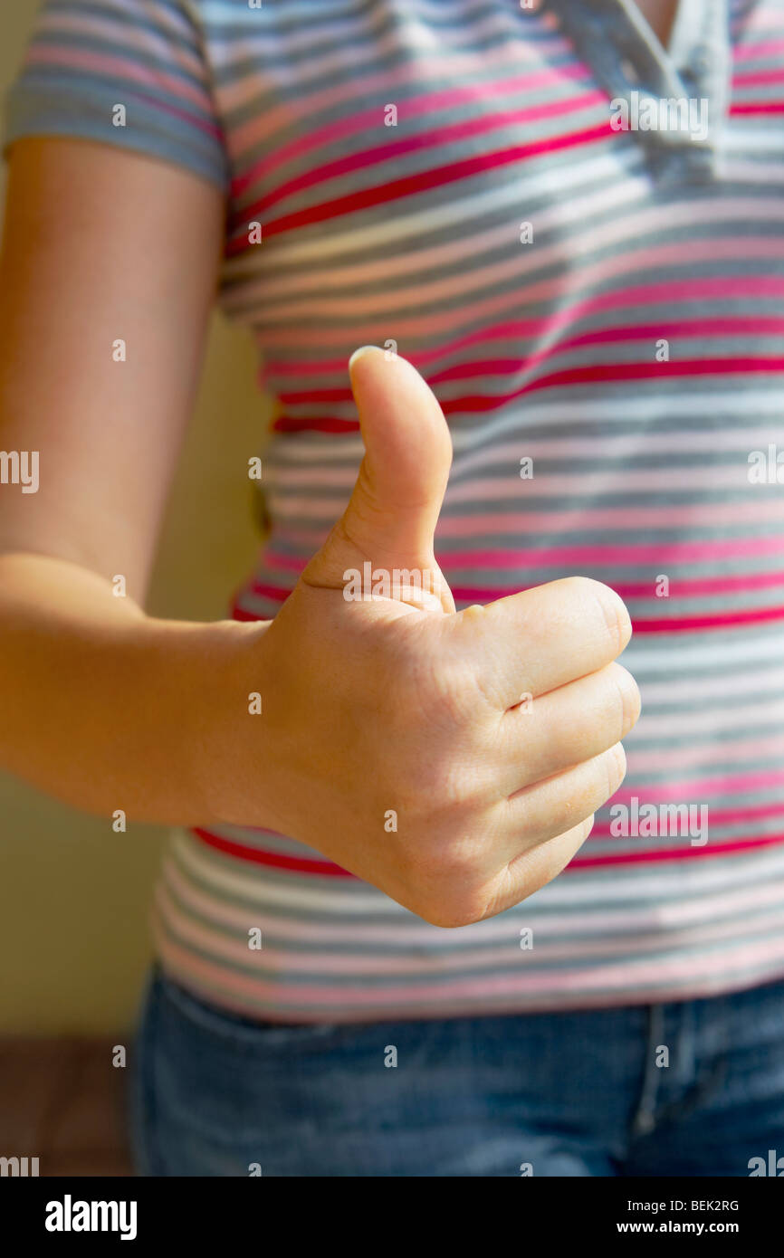 Mitte Schnittansicht einer Frau macht ein Daumen hoch Zeichen ...