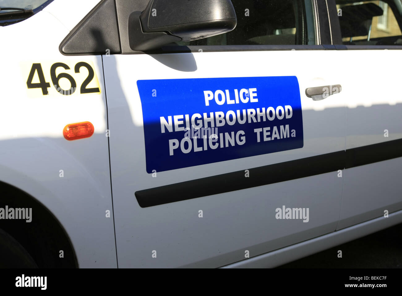 Nahaufnahme der Logo auf einem Polizei Auto sagen Polizei Nachbarschaft ...