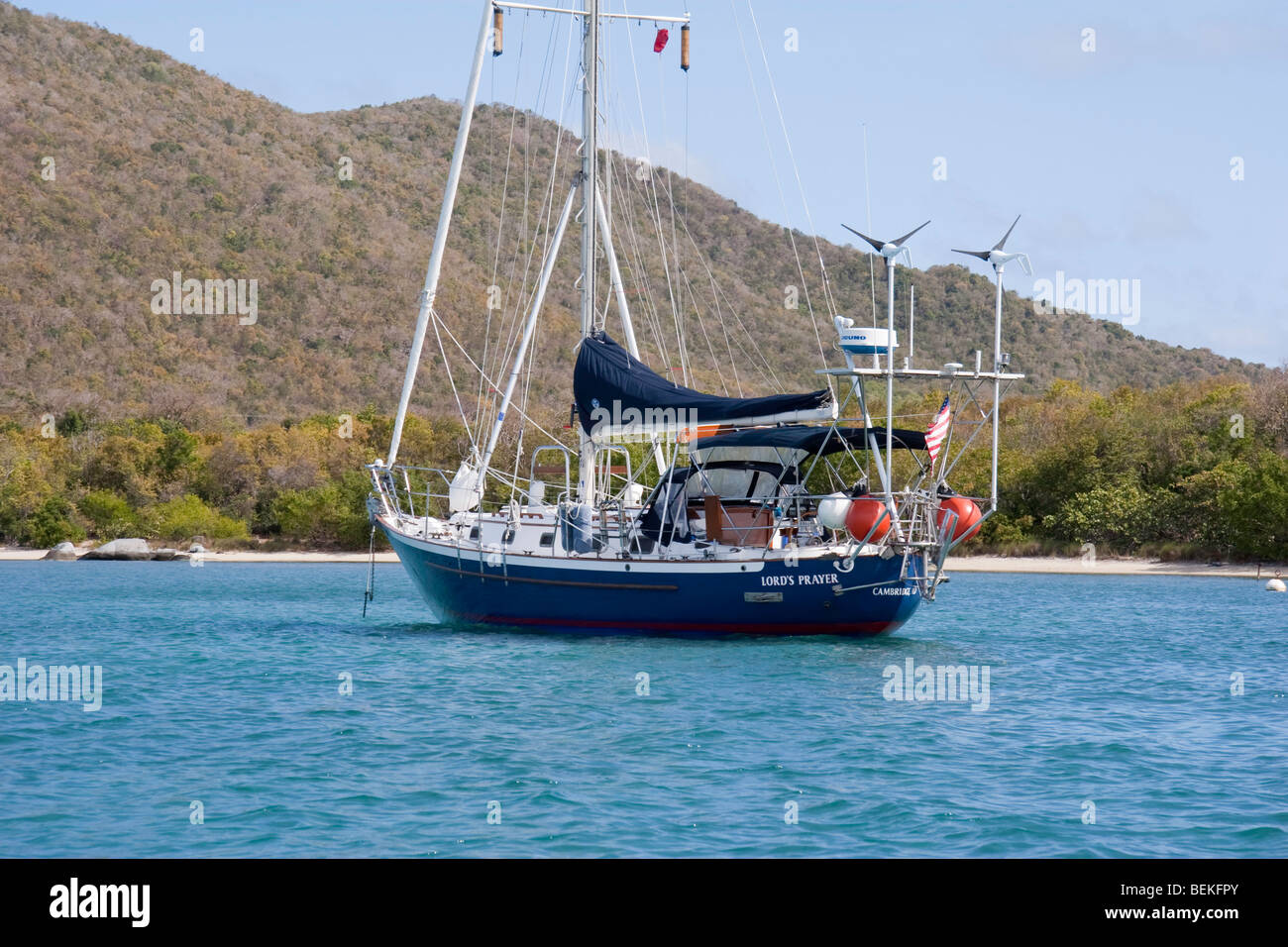Das Vaterunser, Segeln Schiff liegt vor Anker in Trellis Bay ...
