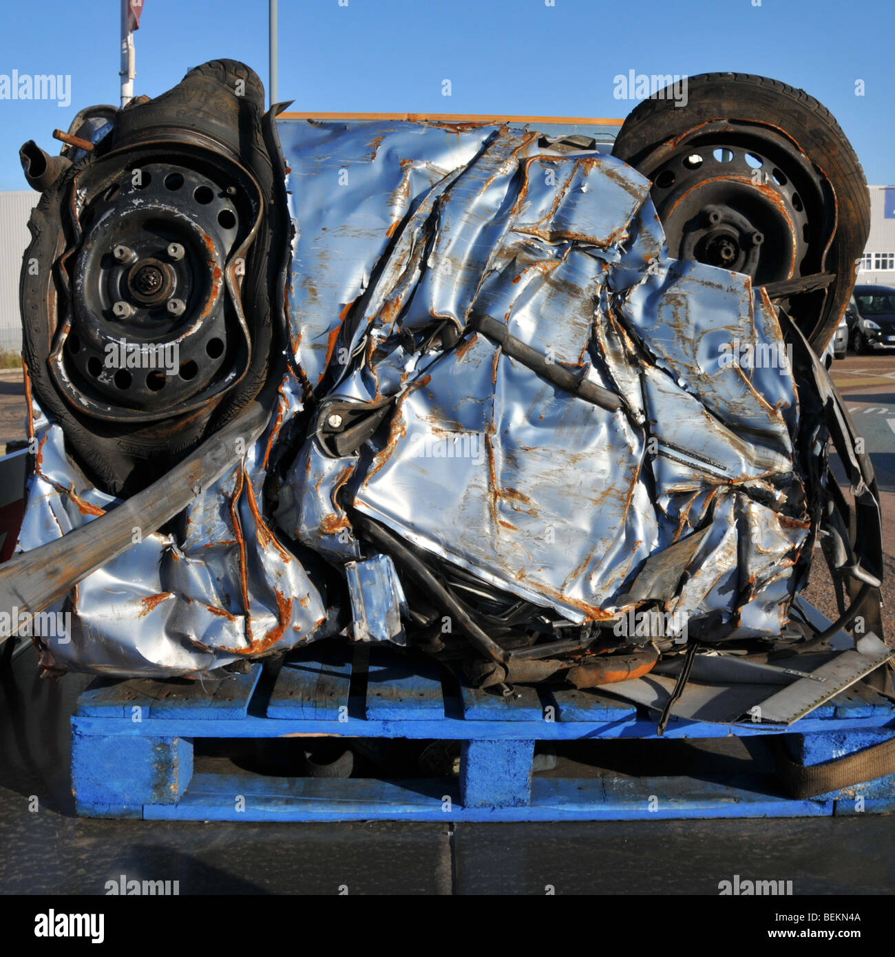 Verschrottetes auto -Fotos und -Bildmaterial in hoher Auflösung – Alamy