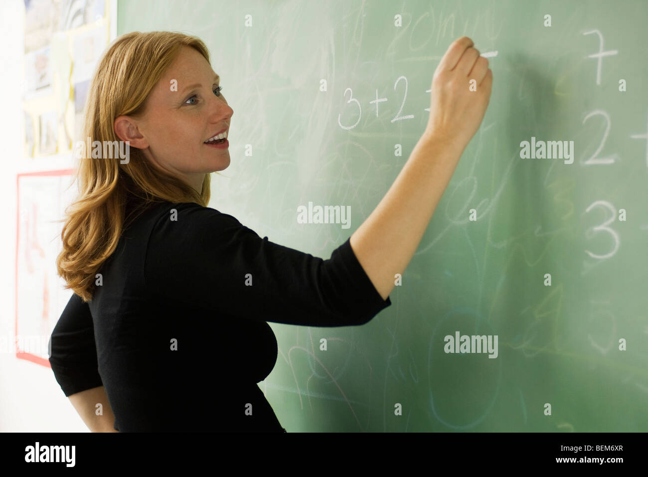 Lehrer an Tafel schreiben Stockfoto, Bild: 26260047 - Alamy