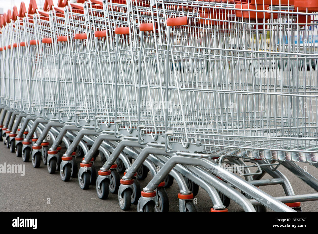 Reihe von Einkaufswagen Stockfotografie - Alamy