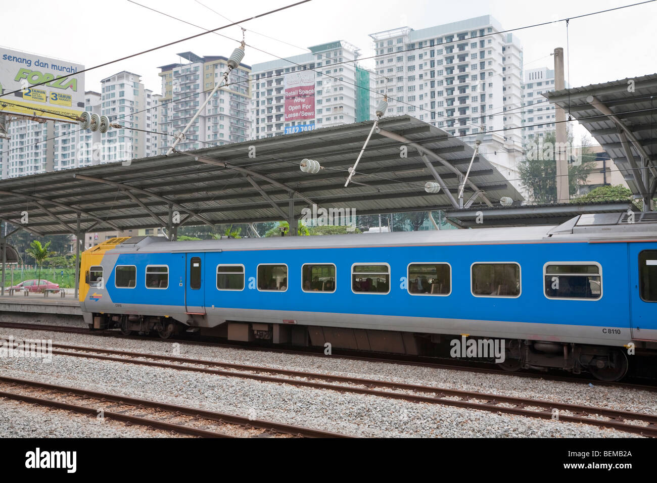 Elektrifizierte s-Bahn Haltestelle Subang Jaya KTM Komuter ...