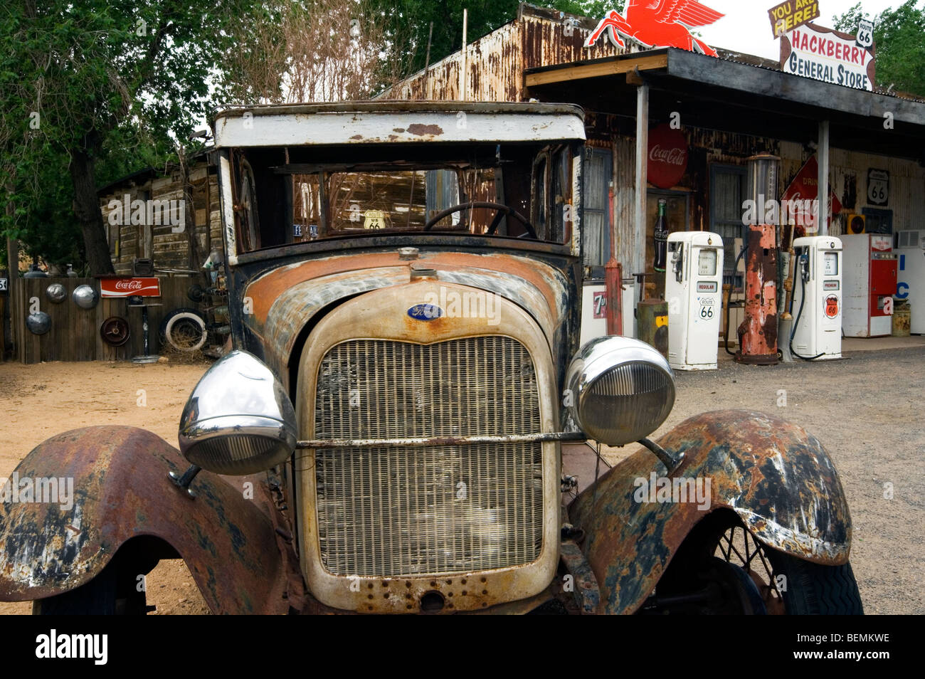 Alte Ford Oldtimer entlang der Route 66 im Laden der Geisterstadt ...