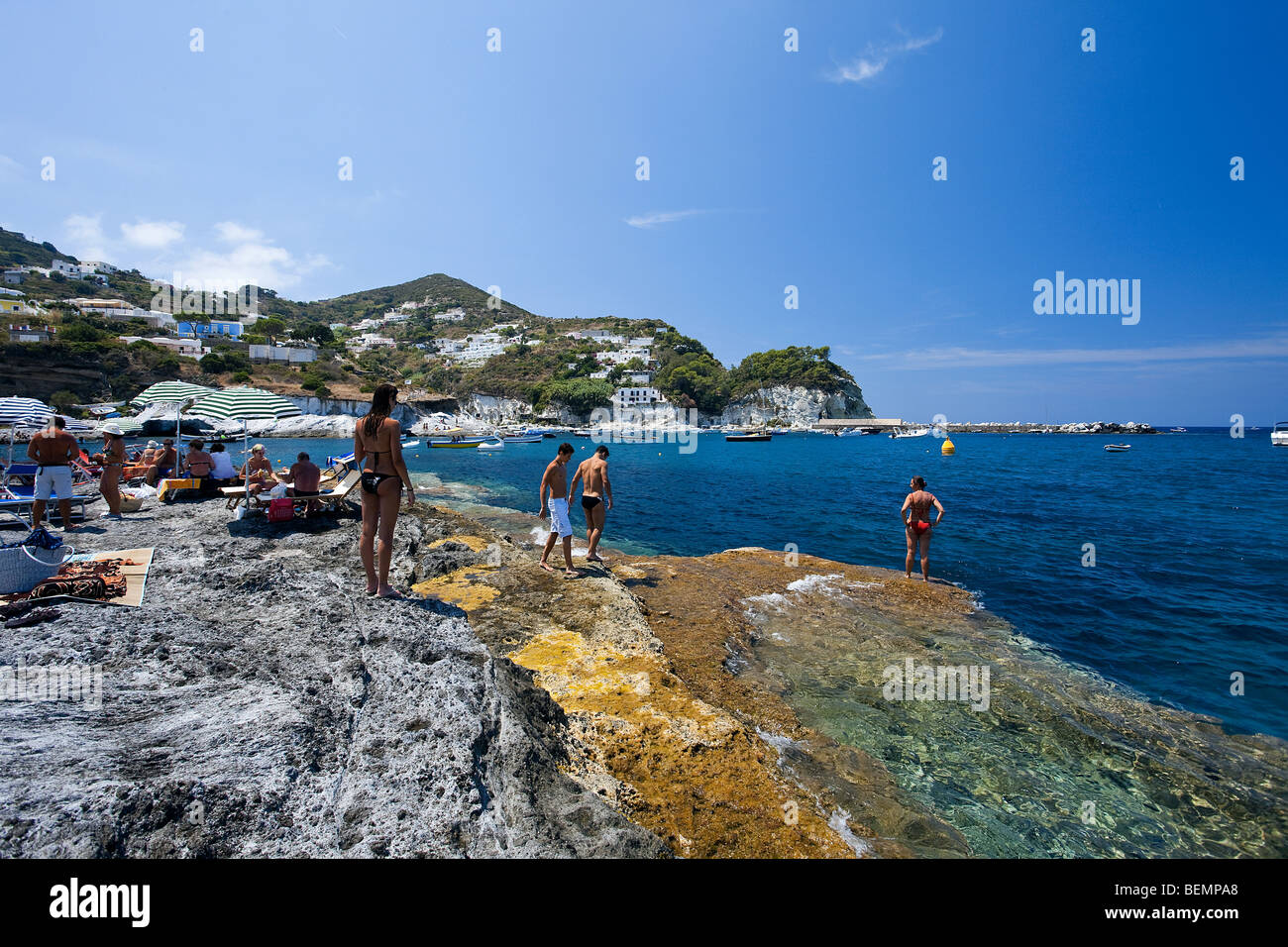 Menschen baden im meer -Fotos und -Bildmaterial in hoher Auflösung – Alamy