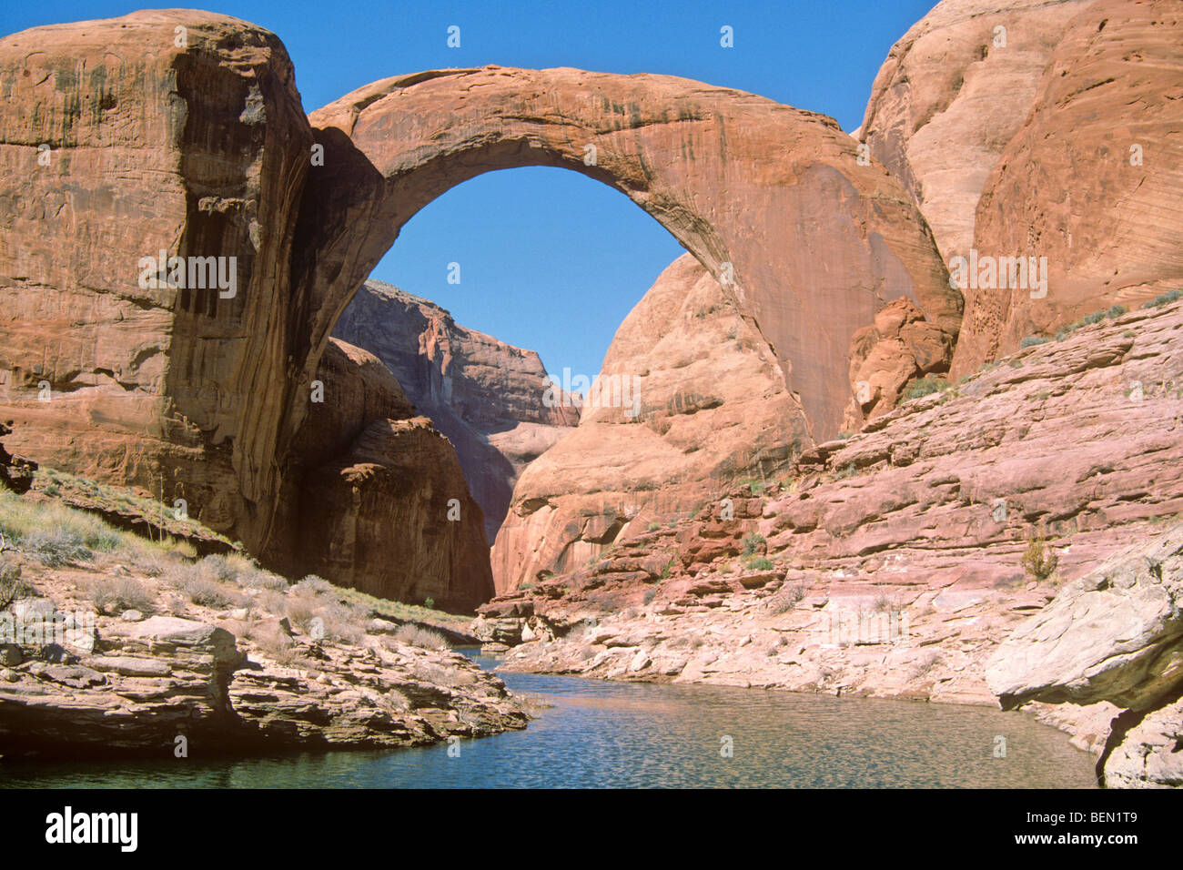 Rainbow Bridge mit Lake Powell bei Hochwasser, Glen Canyon National ...