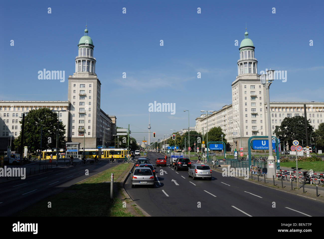 Berlin. Deutschland. Frankfurter Tor Karl Marx Allee Stockfotografie ...