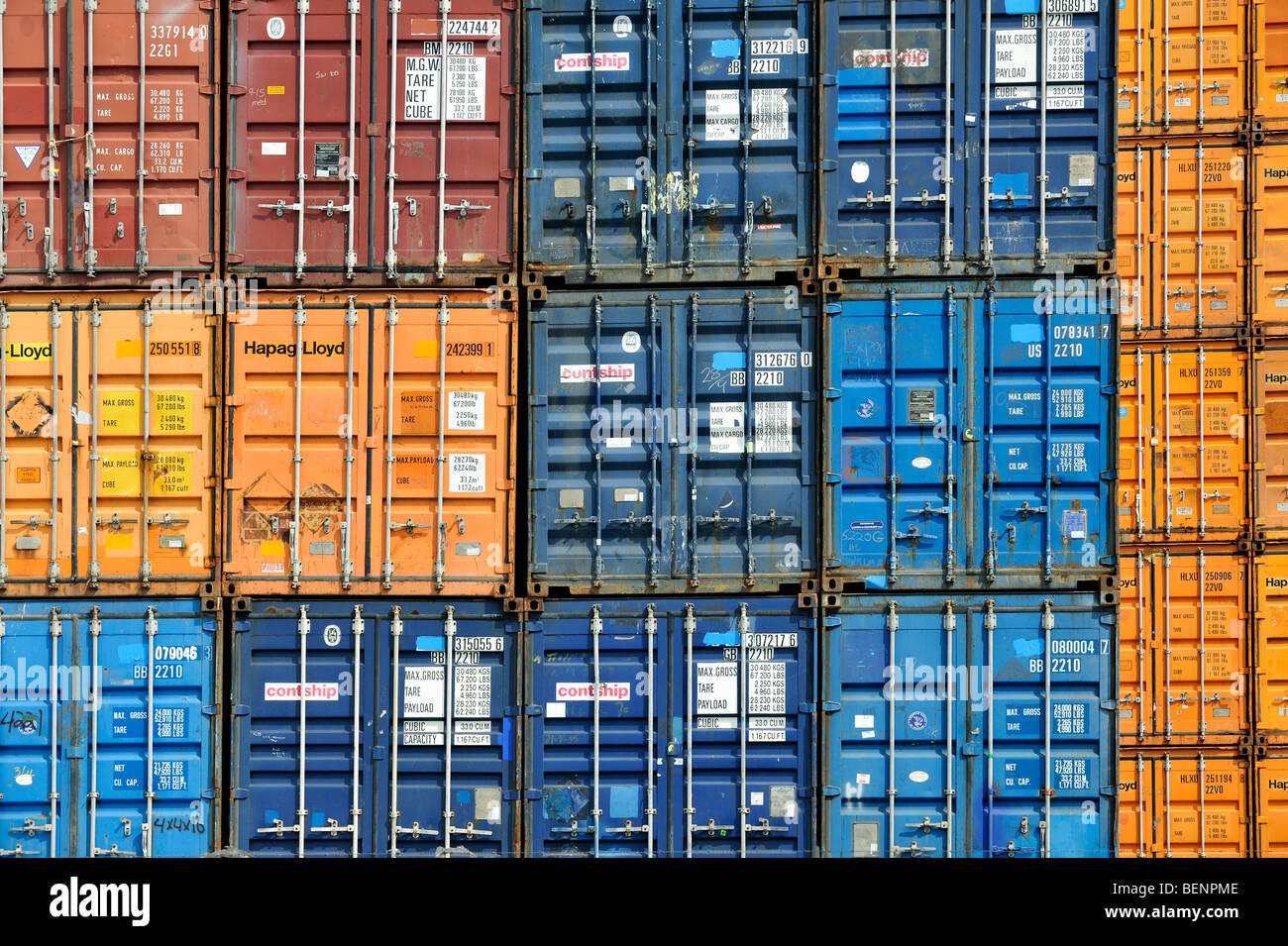 Aufgestapelt / stapeln sich die Container im Container-terminal im ...