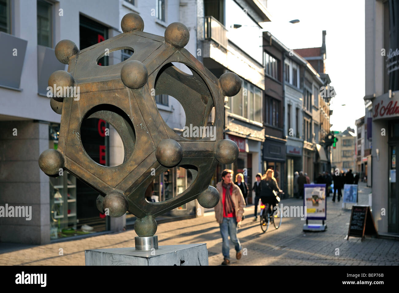 Römische Dodekaeder in Einkaufsstraße in Tongeren, Belgien ...