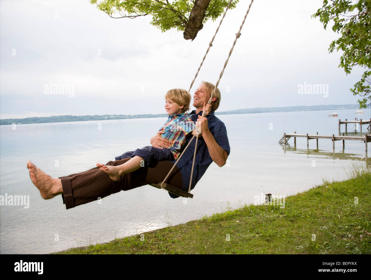 Elternteil kind spielen zusammen im meer menschen sohn -Fotos und ...