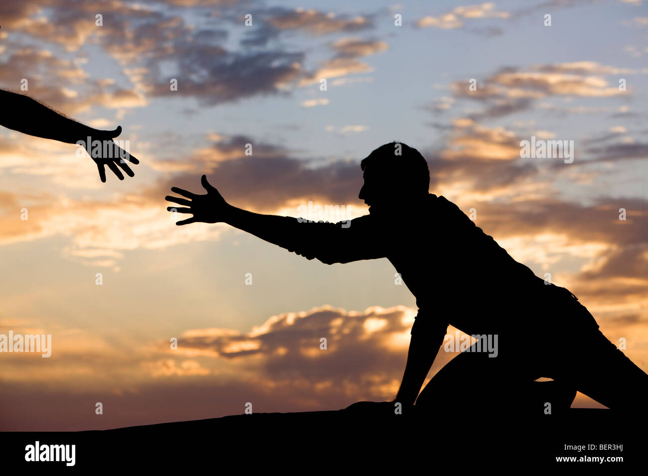 Nach Helfender Hand Greifen Stockfotos und -bilder Kaufen - Alamy