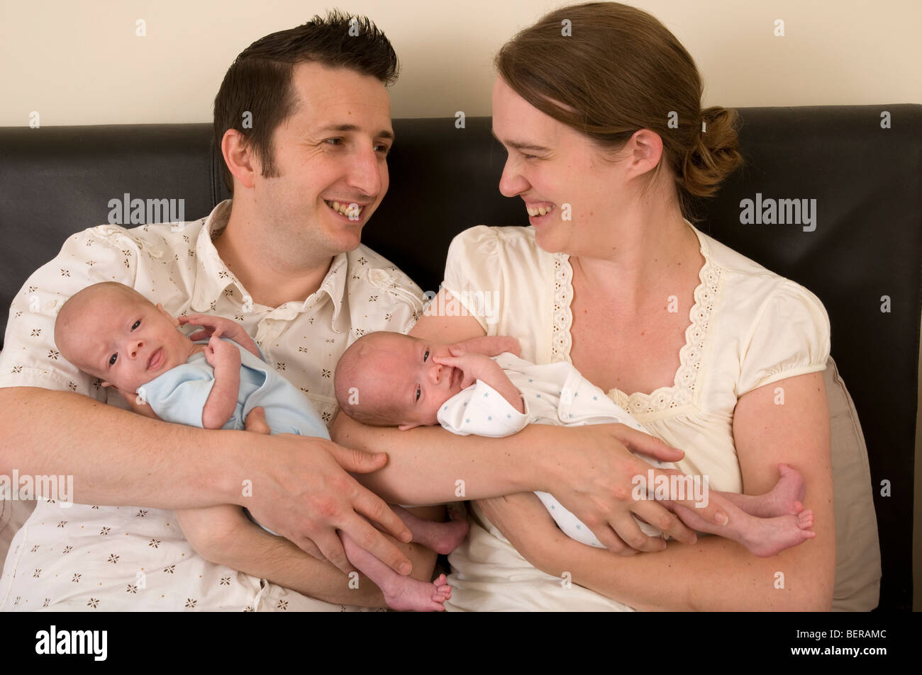 Eltern halten eineiigen Zwilling baby jungen, Frühgeborene ...