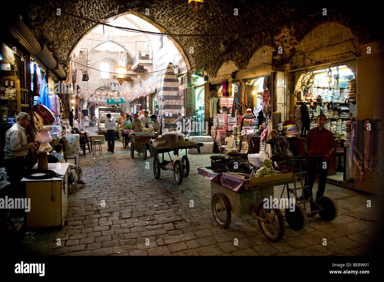 Basar, Markt und Geschäften in Aleppo, Syrien, Naher Osten Stockfoto ...