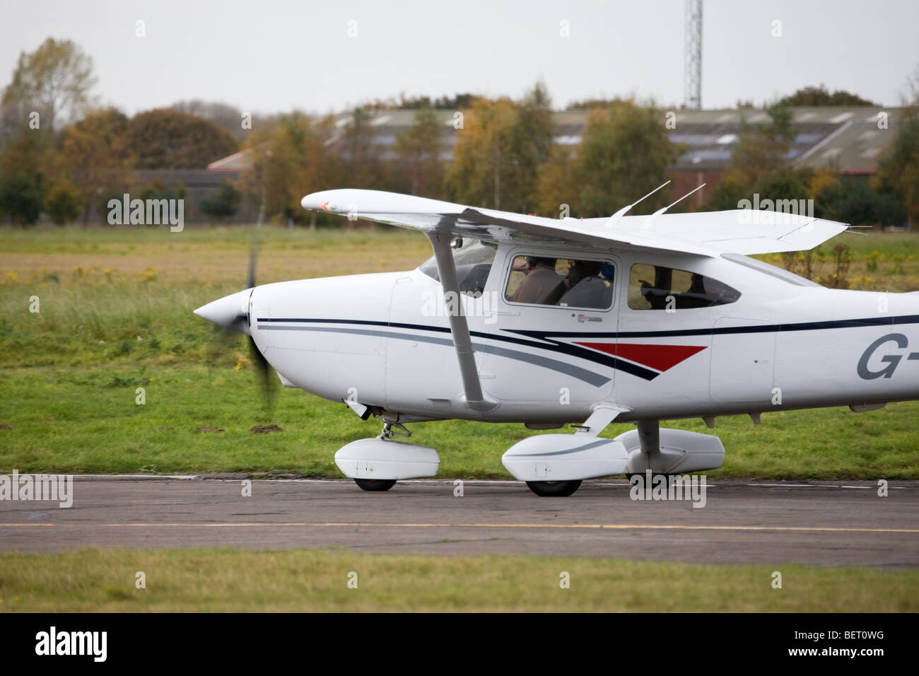 Cessna 182 Skylane G-HRNT Rollen entlang der Start-und Landebahn vor ...