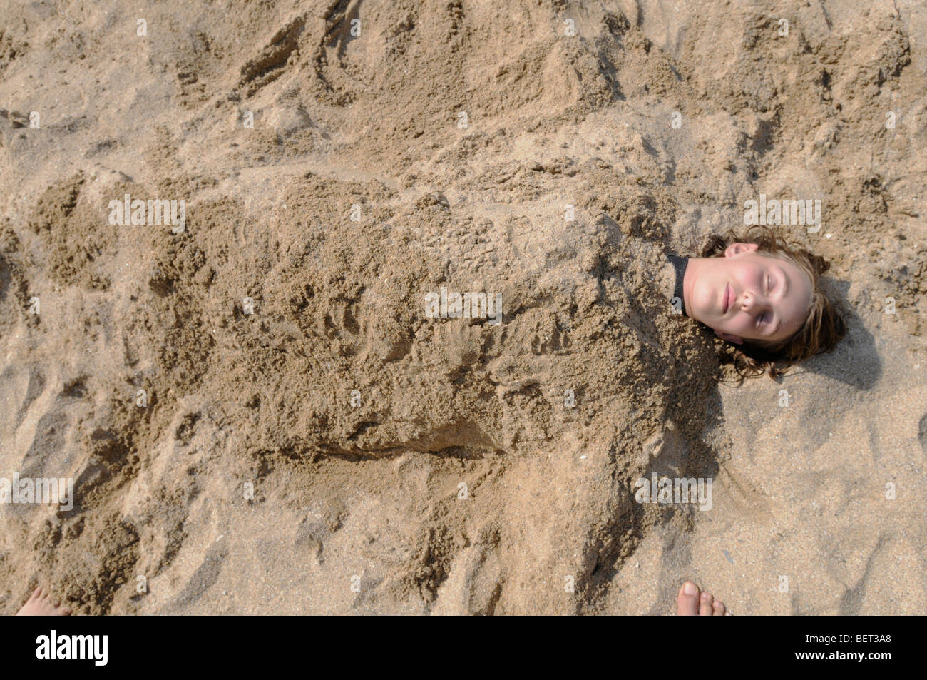 Am strand begraben -Fotos und -Bildmaterial in hoher Auflösung – Alamy