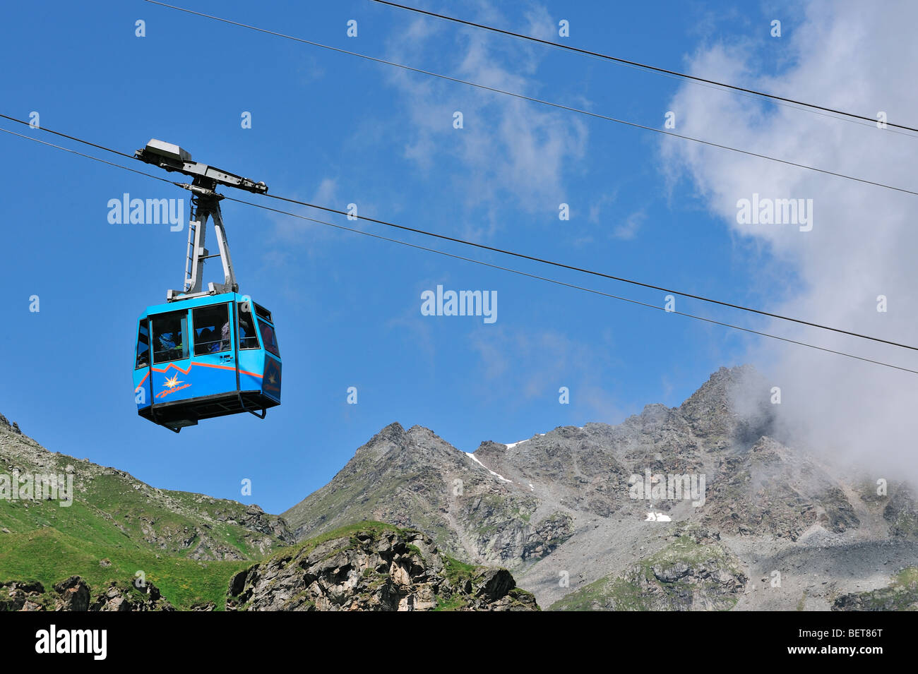Touristen in Seilbahn / Seilbahn / Seilbahn an einem bewölkten Tag in ...