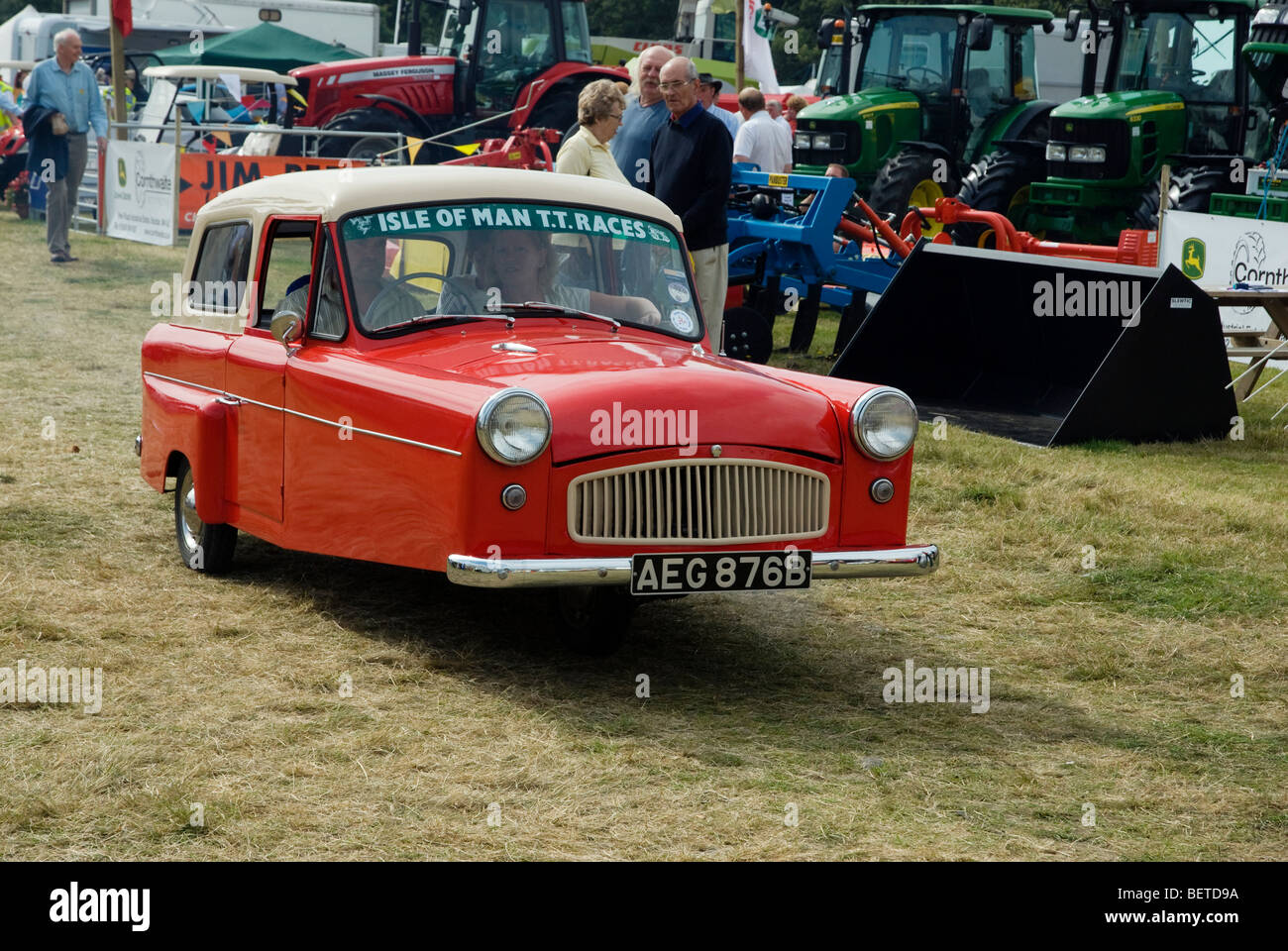 Bond minicar -Fotos und -Bildmaterial in hoher Auflösung – Alamy