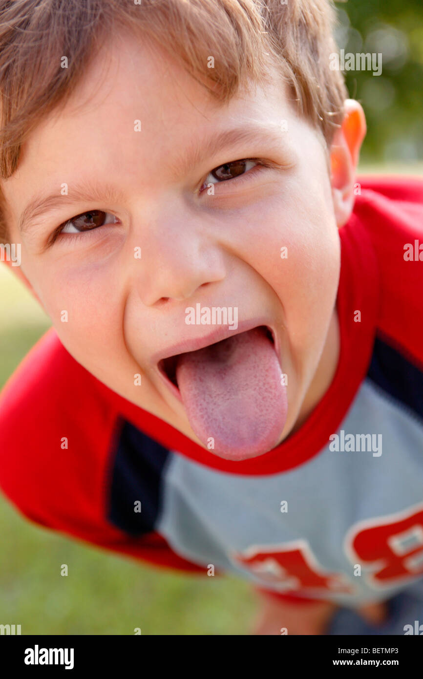 Kind, das zunge herauszieht -Fotos und -Bildmaterial in hoher Auflösung - Seite 2 - Alamy