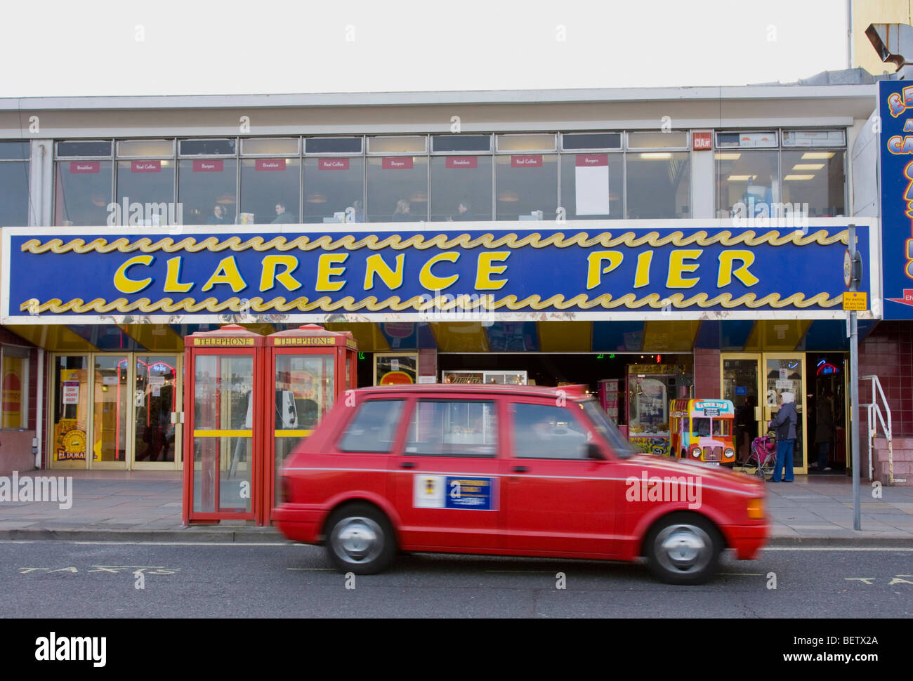 Rotes taxi -Fotos und -Bildmaterial in hoher Auflösung – Alamy