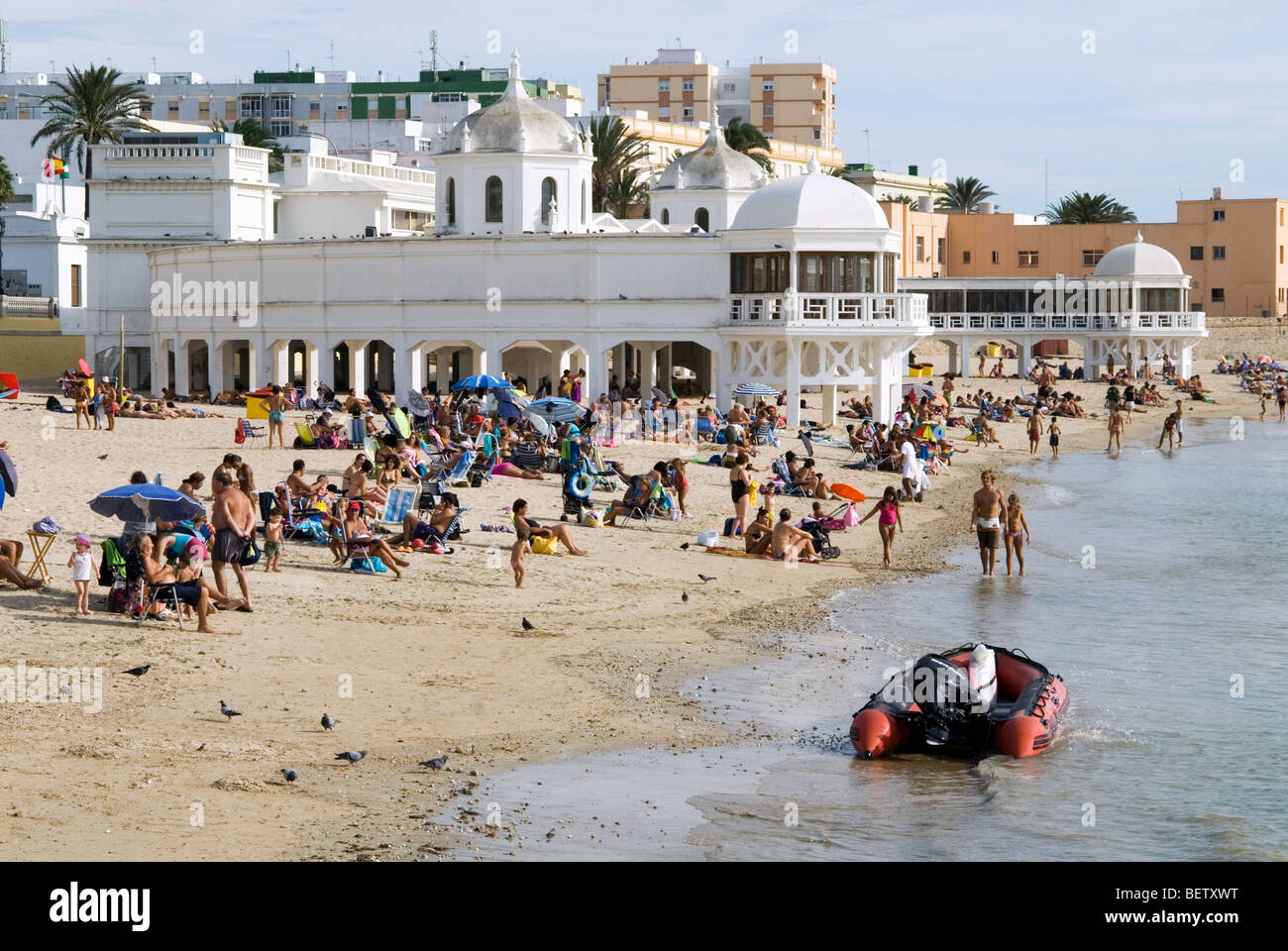 Stadtstrand Playa De La Caleta mit Balneario De La Palma in Cadiz. Andalucia. Spanien ...