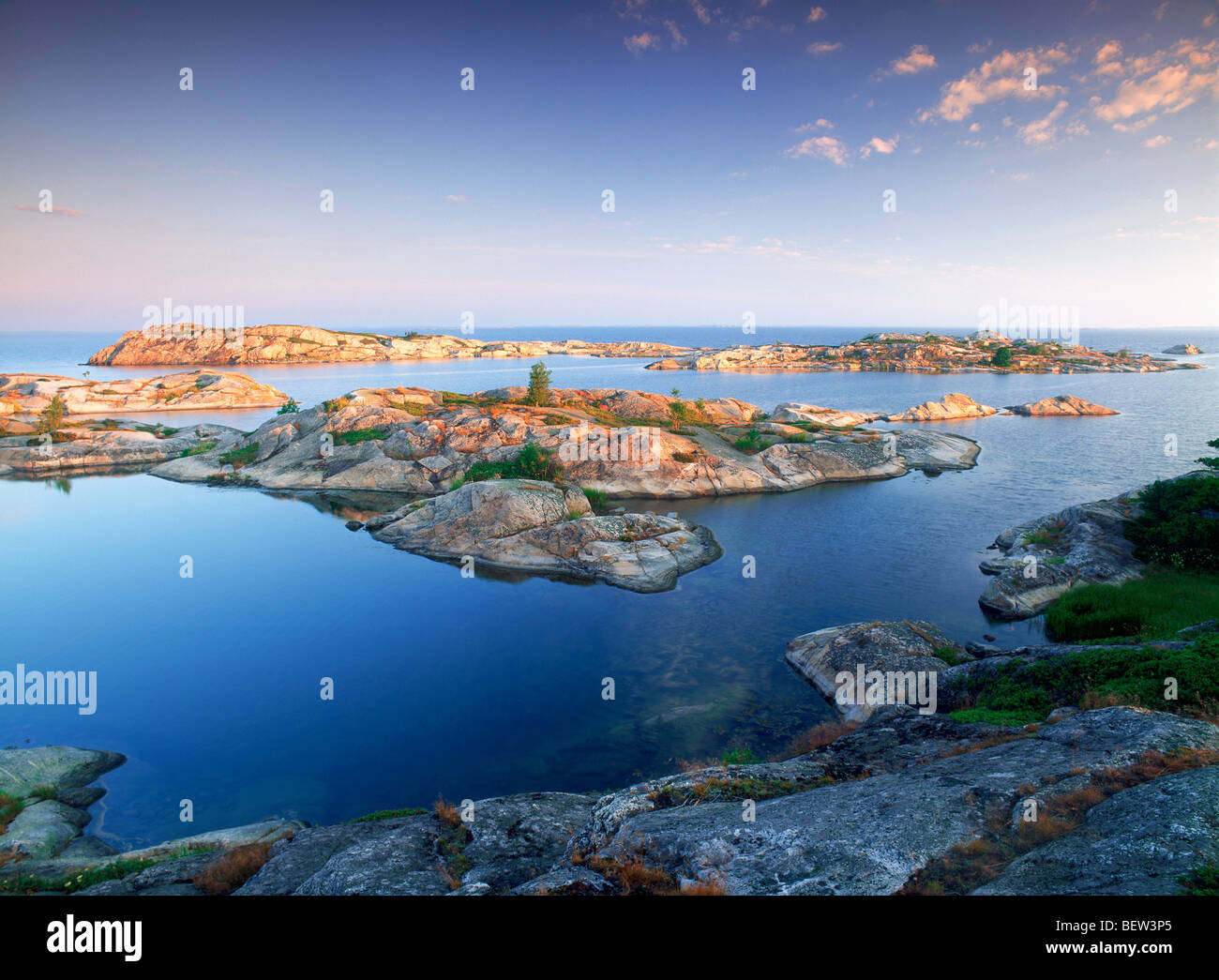 Felsigen Inseln Stora Nassa im Stockholmer Schären in der Ostsee bei ...