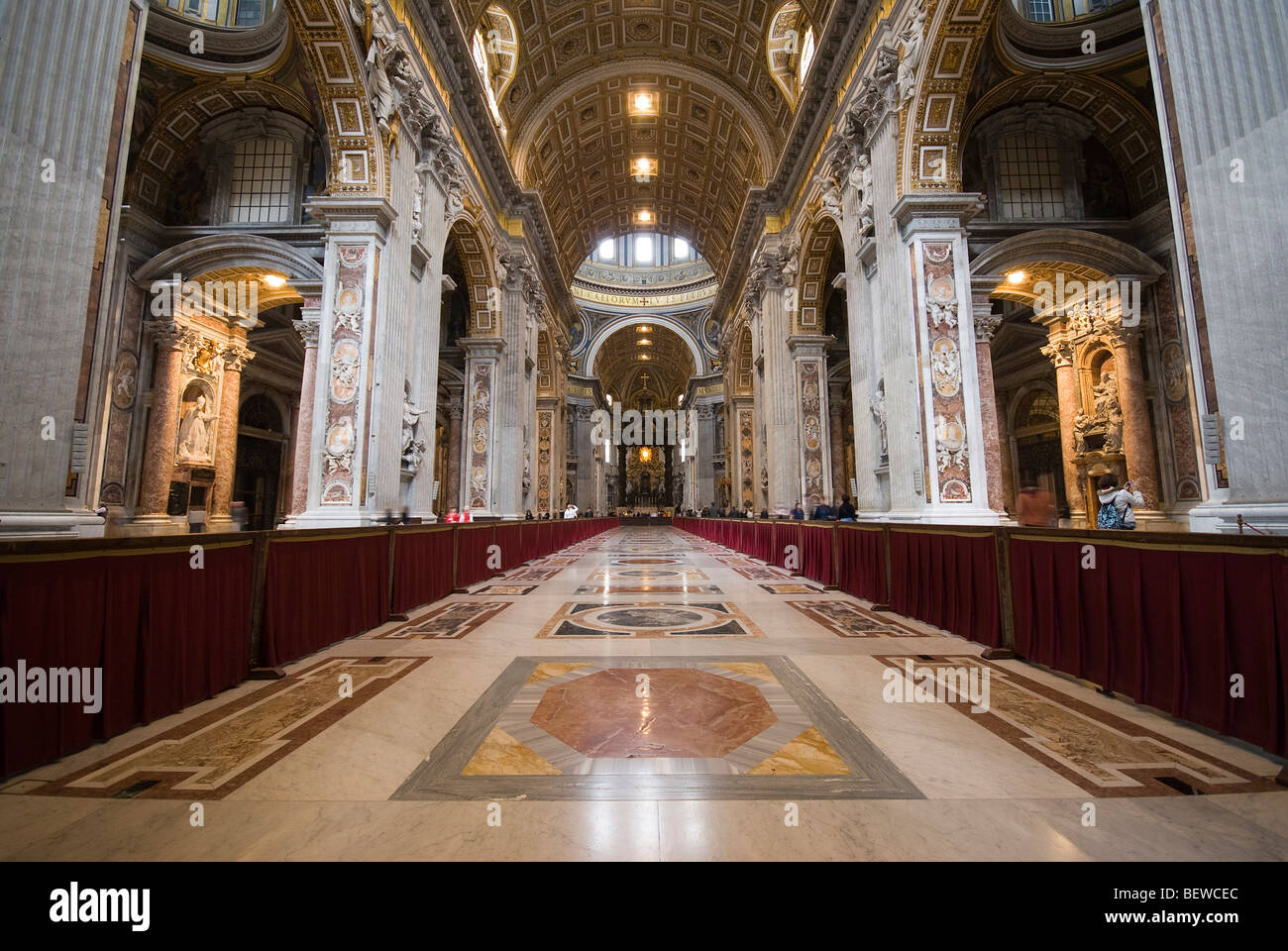 Innenansicht der St. Peter Basilika, Rom, Vatikan, Fluchtpunkt ...