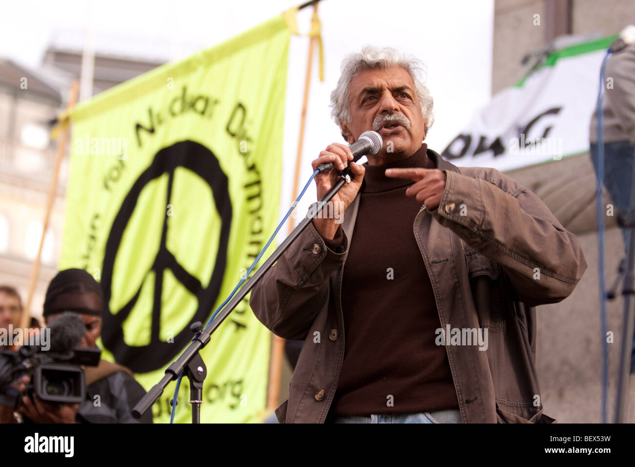 Tariq Ali bei Anti-Kriegs-Demonstration, Trafalgar Square, London ...