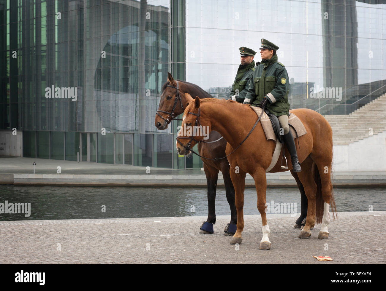 Frauen berittene polizei -Fotos und -Bildmaterial in hoher Auflösung ...