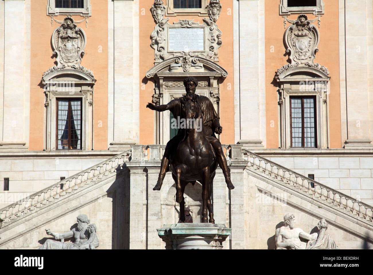 Statue von Mark Aurel stehend auf der Piazza del Campidoglio in Rom ...