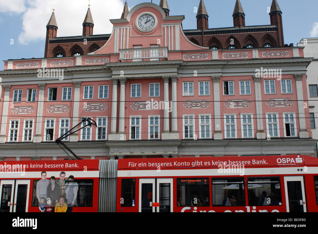 Rathaus in Rostock, Deutschland mit Straßenbahn läuft vorne ...