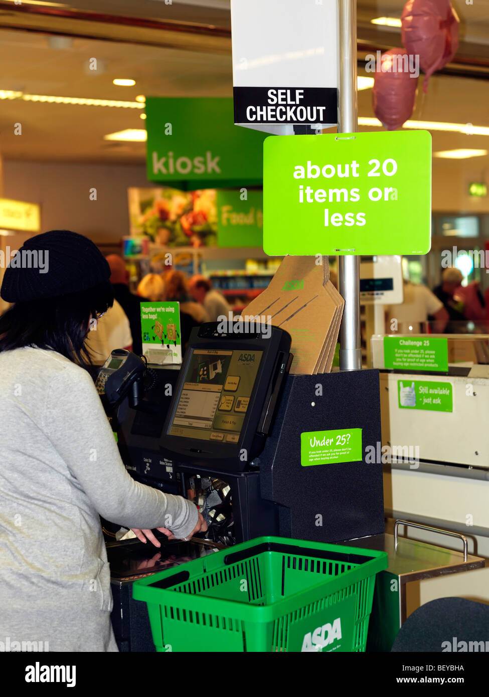 ASDA Supermarkt Self Checkout Surrey England Stockfotografie - Alamy