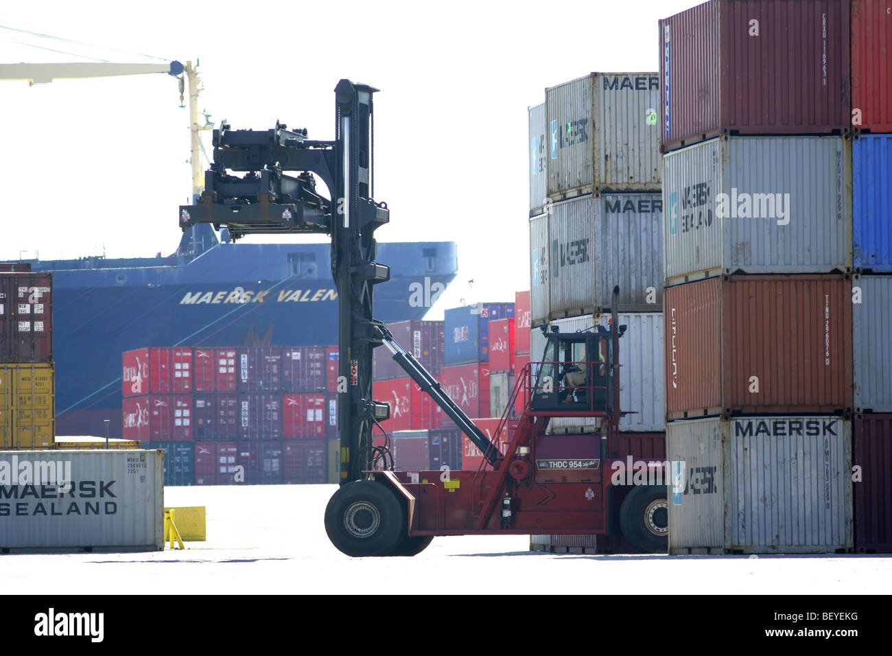 Container stacker -Fotos und -Bildmaterial in hoher Auflösung – Alamy