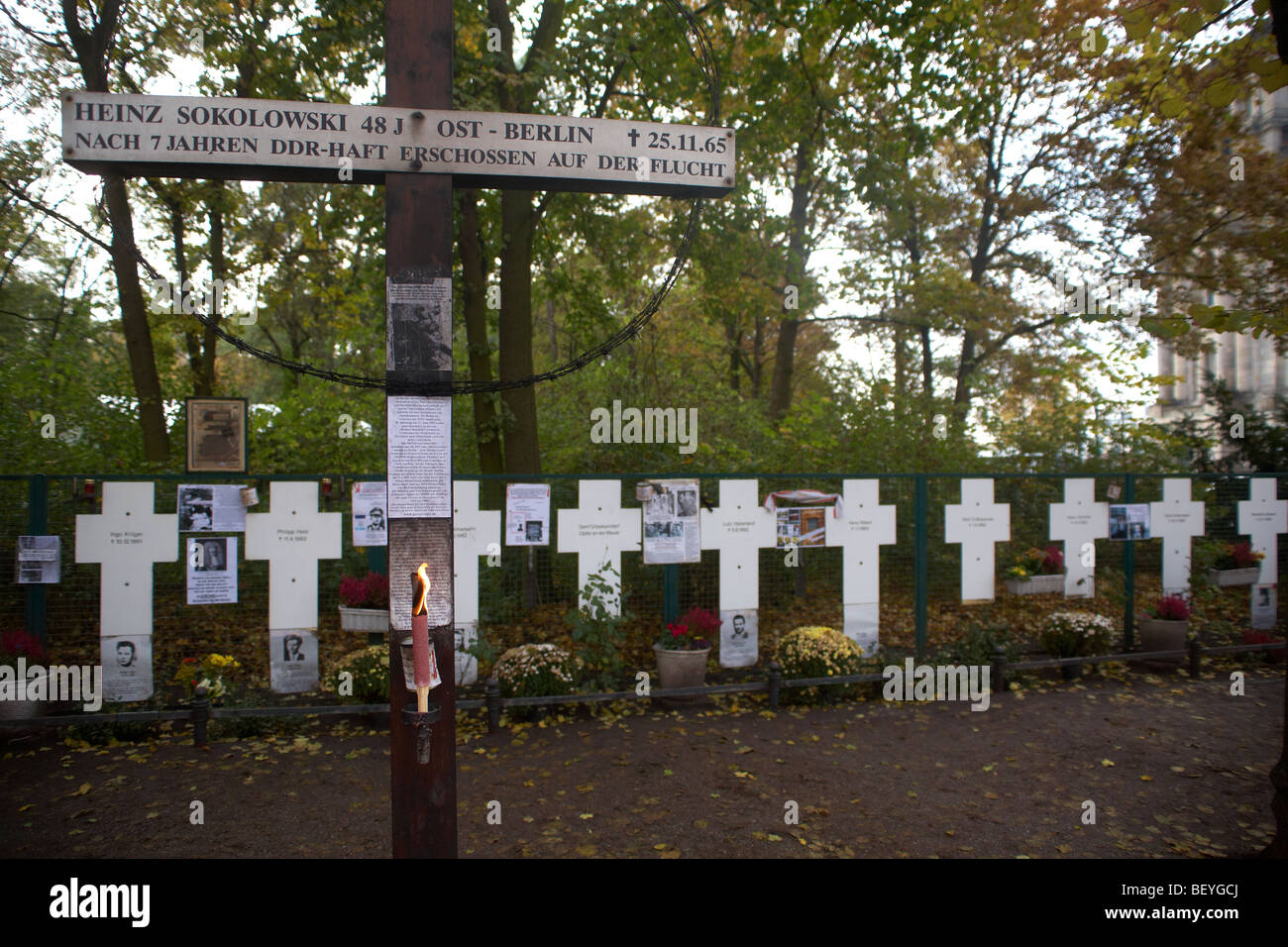 Kreuze der berliner maueropfer -Fotos und -Bildmaterial in hoher ...