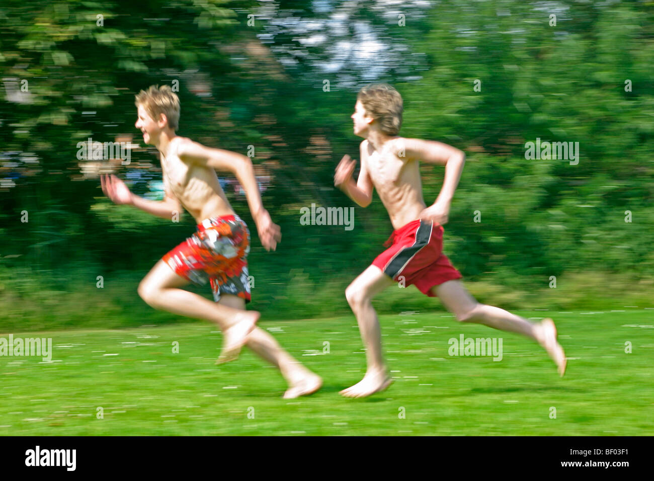 zwei Jungs im Teenageralter haben eine Renn-Duell Stockfotografie - Alamy